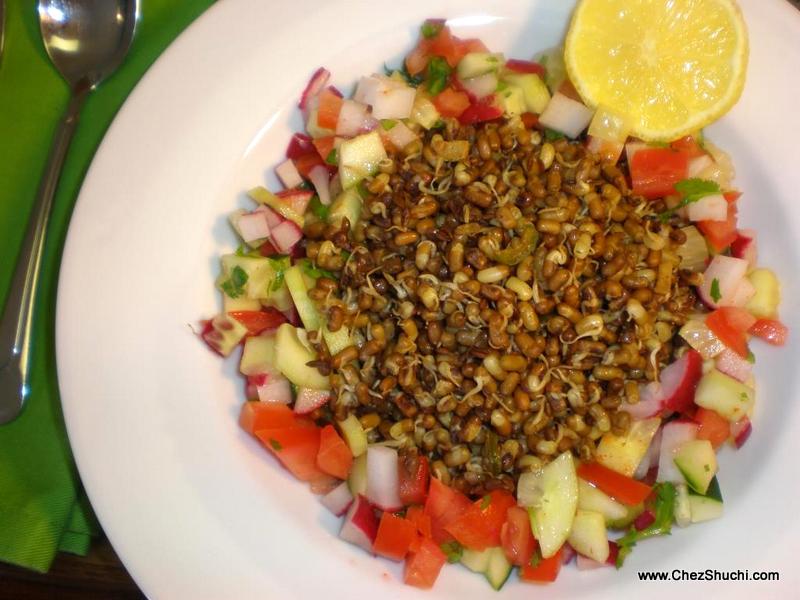 Moat/ Moth Sprouts with kachumar Salad- अंकुरित मोठ कचूमर सलाद के साथ